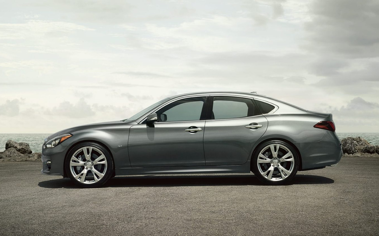 Comparison - BMW iX xDrive50 2022 - vs - Infiniti Q70 5.6 Luxe 2019 | SUV Drive